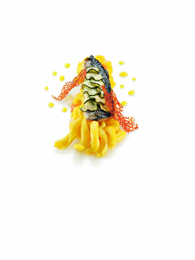 Maccheroni al torchio con sgombro, acciughe e sauté di pere su crema ...