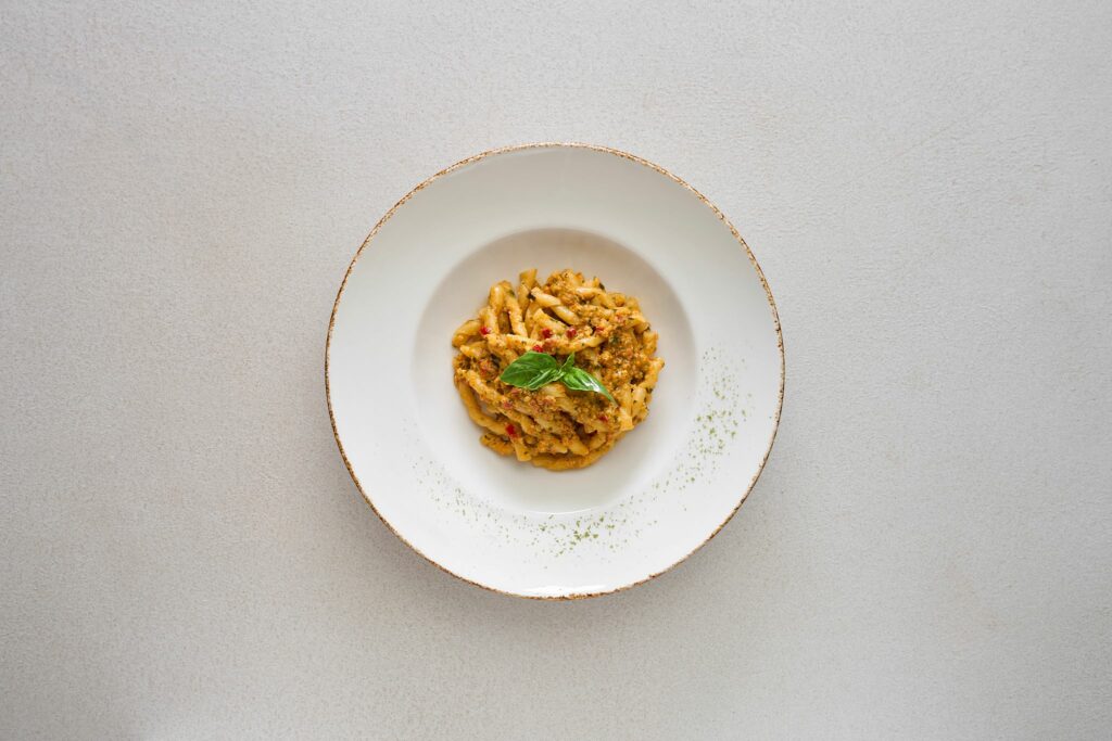 Busiate-nudeln mit trapanese-pesto